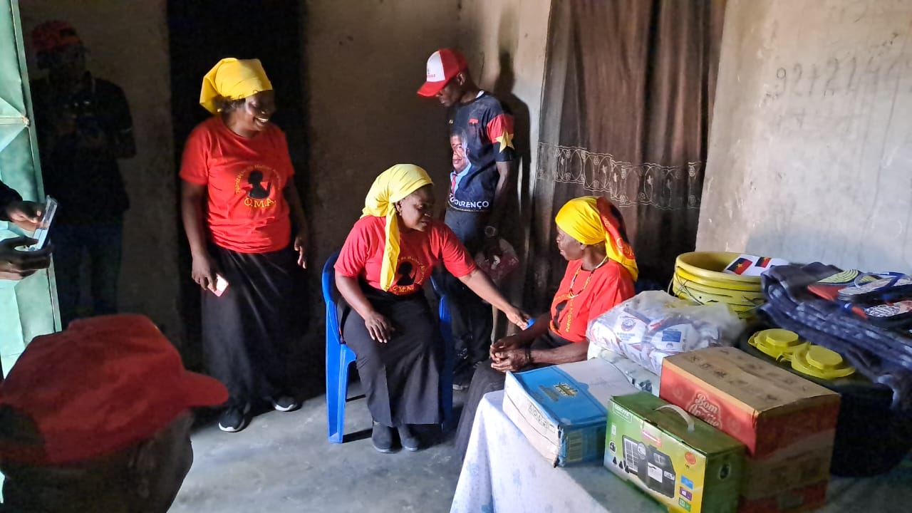 PRIMEIRO SECRETÁRIO PROVINCIAL DO MPLA EM MALANJE INTERAGE COM AS MULHERES DO MEIO RURAL E ...