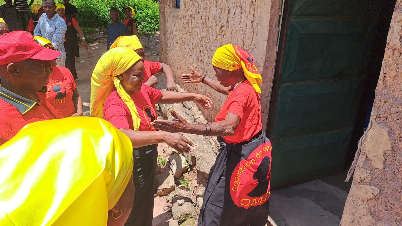 PRIMEIRO SECRETÁRIO PROVINCIAL DO MPLA EM MALANJE INTERAGE COM AS MULHERES DO MEIO RURAL E ...