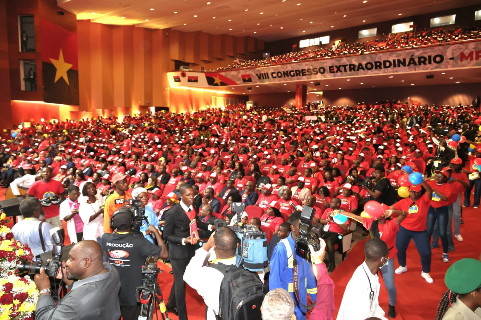 DELEGADOS TRANSFORMAM 8.⁰ CONGRESSO EXTRAORDINÁRIO DO MPLA NUMA ...
