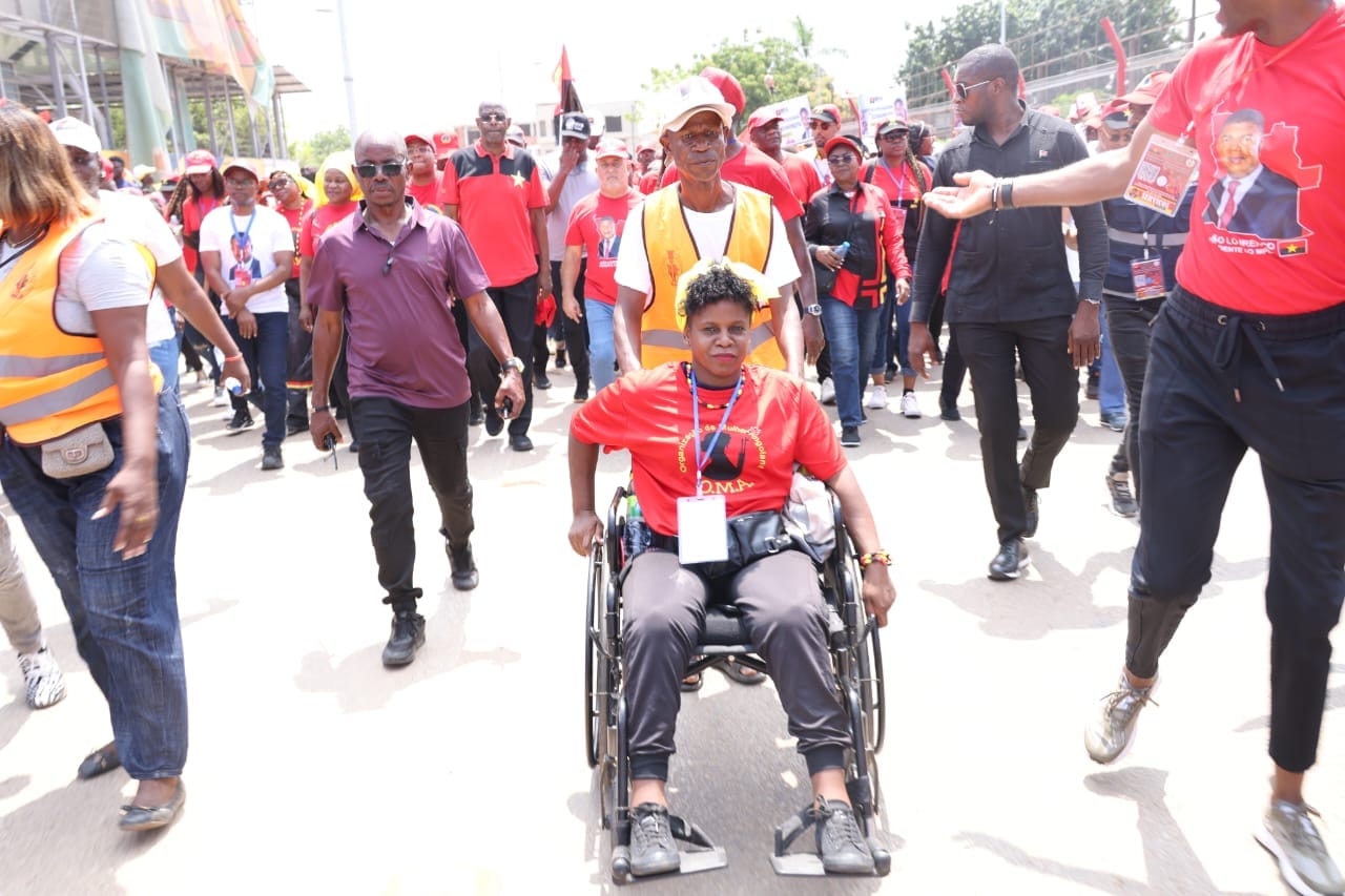 MPLA AGITA LUANDA NUM GRANDIOSO ACTO DE MASSAS PARA SAUDAR OS 68 ANOS ...