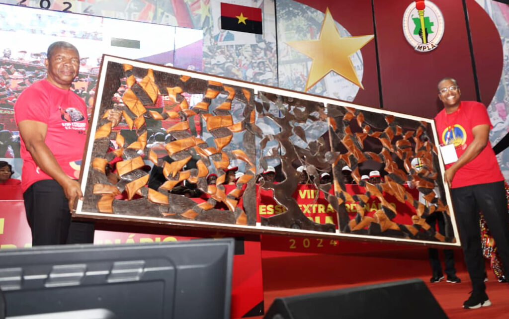 DELEGADOS TRANSFORMAM 8.⁰ CONGRESSO EXTRAORDINÁRIO DO MPLA NUMA ...