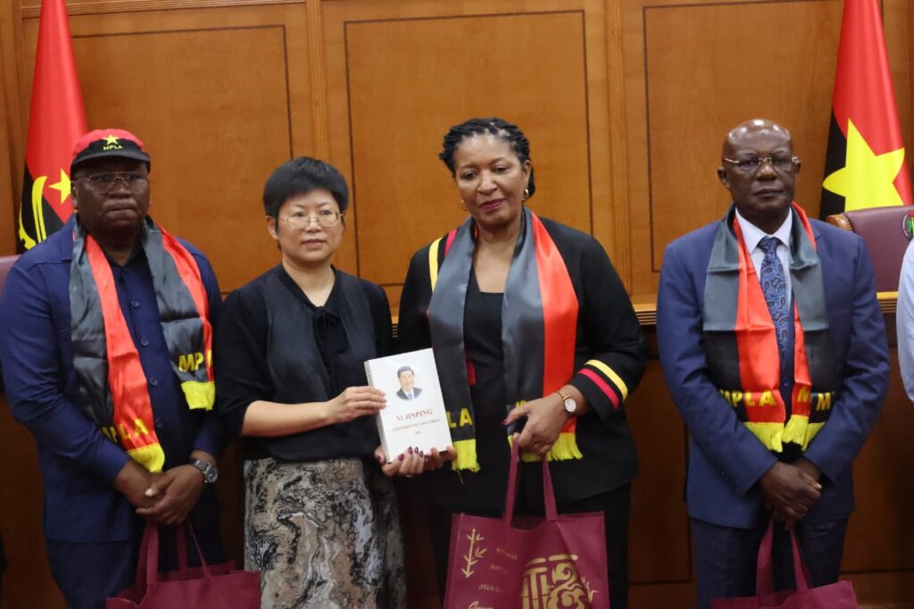 ÂNGELA BRAGANÇA RECONHECE CONTRIBUIÇÃO CHINESA NO DESENVOLVIMENTO DE ...