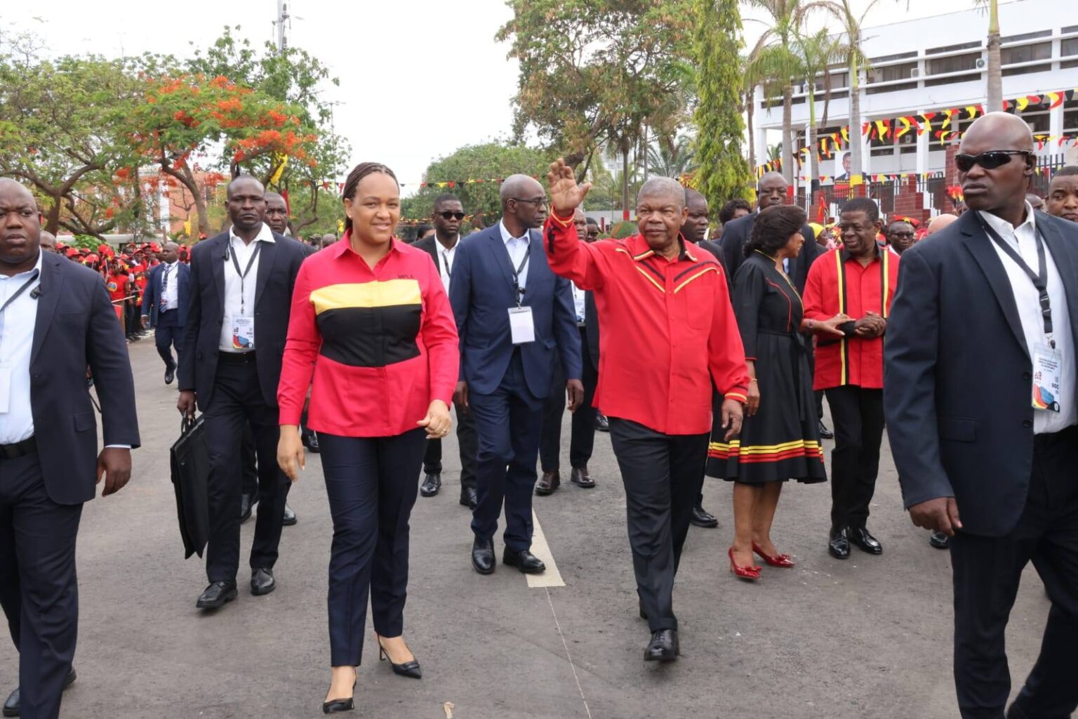 PRESIDENTE DO MPLA INAUGURA NOVA SEDE NACIONAL DO PARTIDO UM MARCO DOS ...