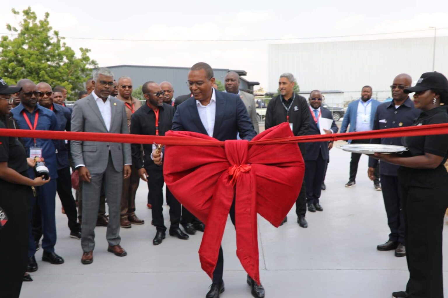 ZEE LUANDA/BENGO INAUGURA LINHA DE MONTAGEM DE VEÍCULOS ELÉCTRICOS - MPLA