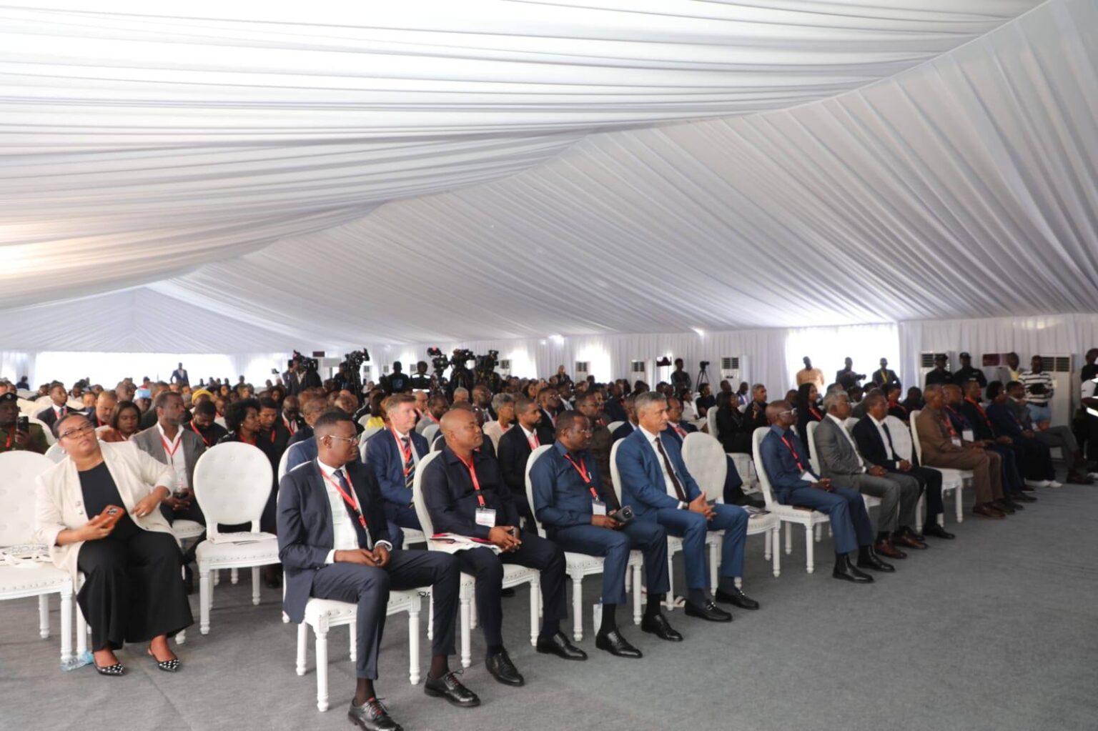 ZEE LUANDA/BENGO INAUGURA LINHA DE MONTAGEM DE VEÍCULOS ELÉCTRICOS - MPLA